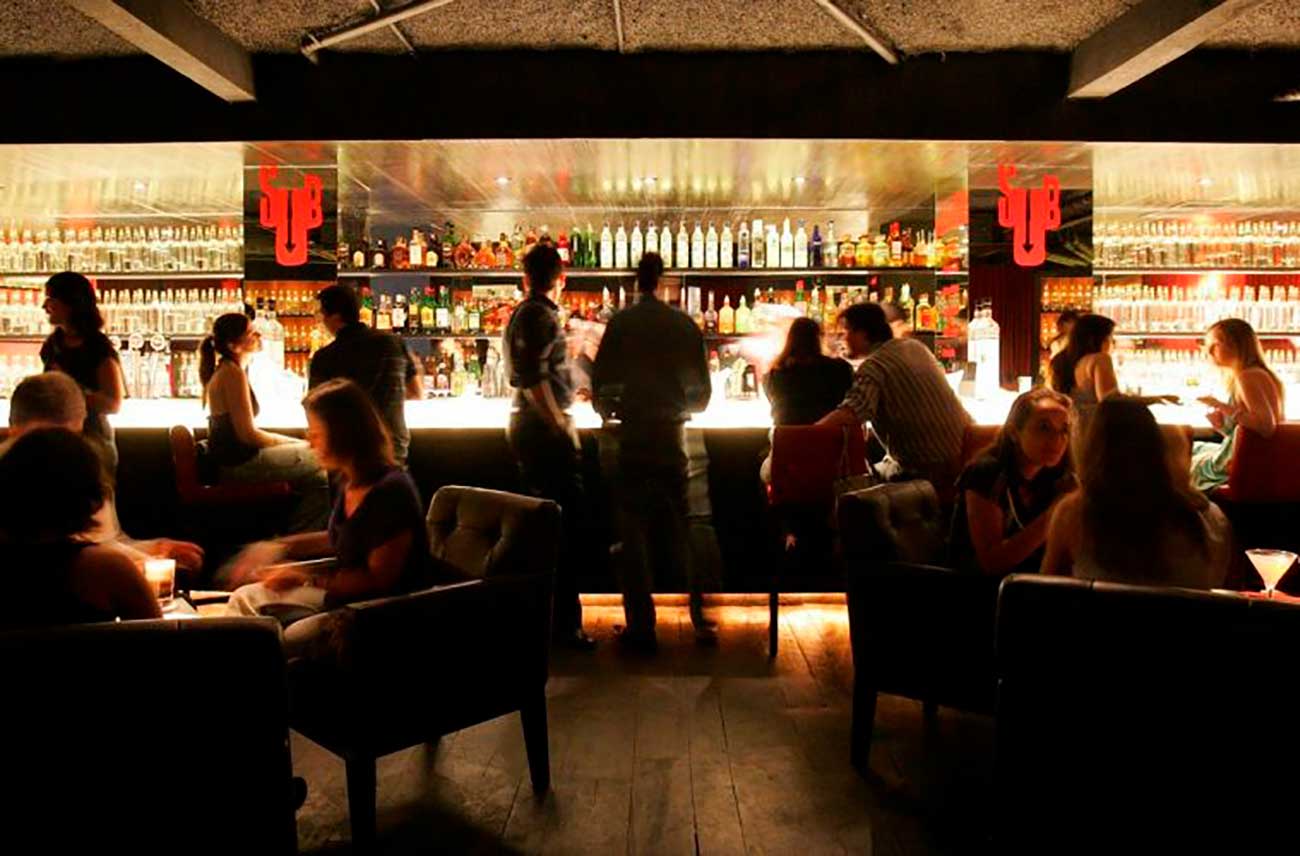 Coquetéis famosos em um bar no porão, aqui em São Paulo - Projeto São ...